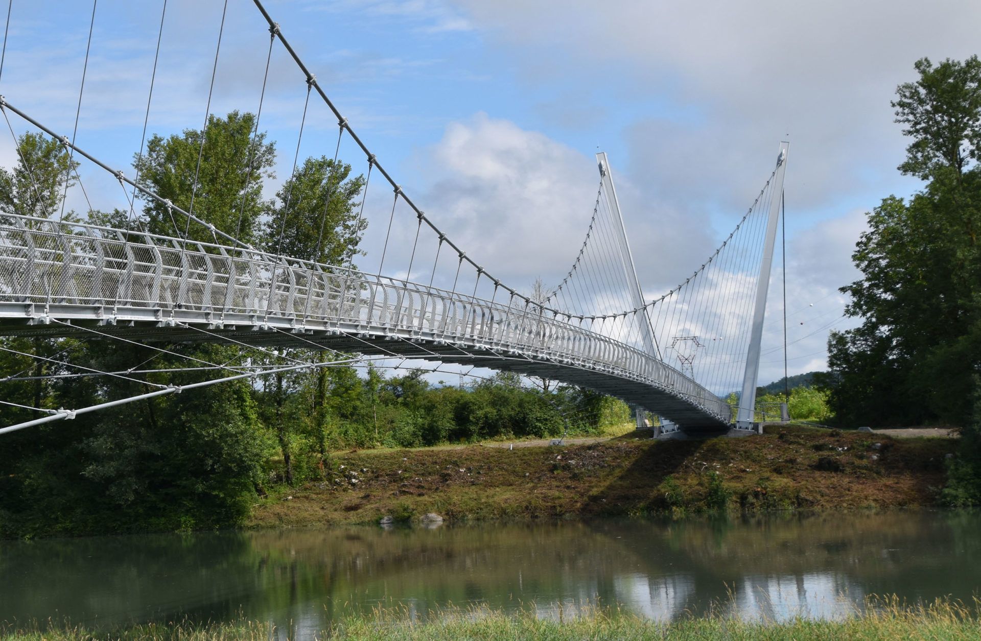 Construction passerelle suspendue sur la véloroute - BECS